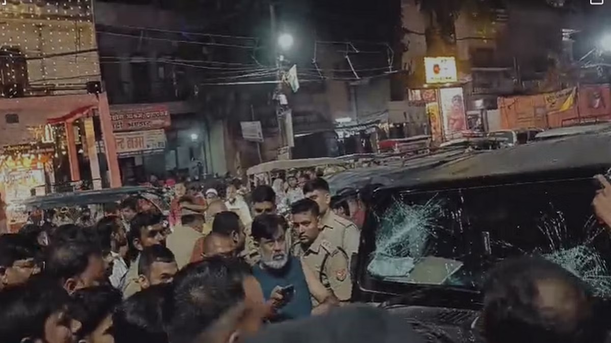 प्रतापगढ़ नगर कोतवाली के बाबागंज में भाजपा के पूर्व विधायक धीरज ओझा और ...
